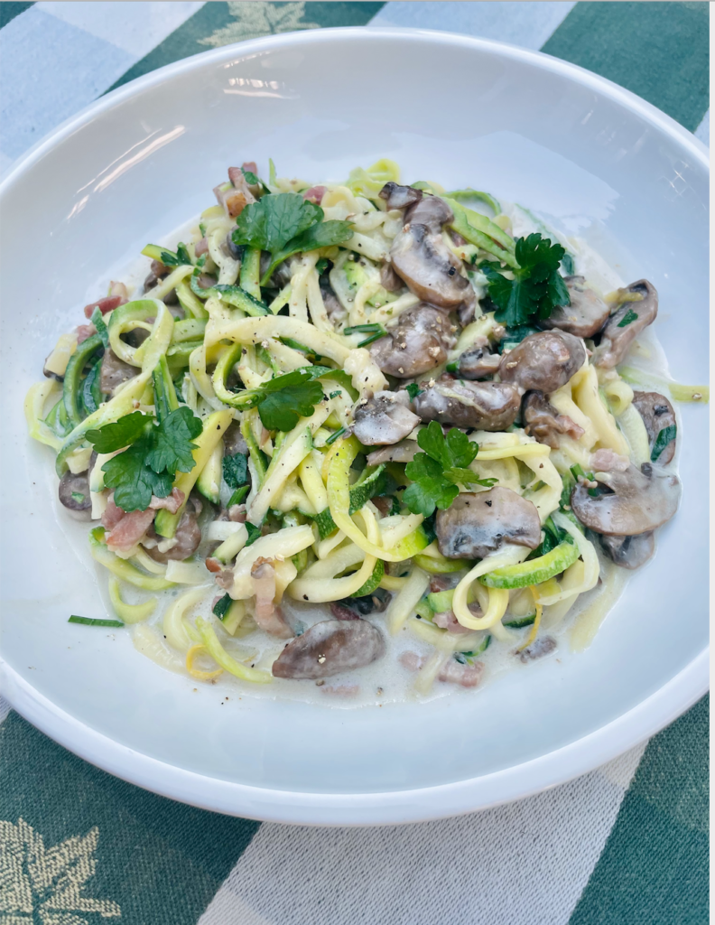 Courgette-spaghetti met room, champignons en spekjes – Hapjes & Hakken